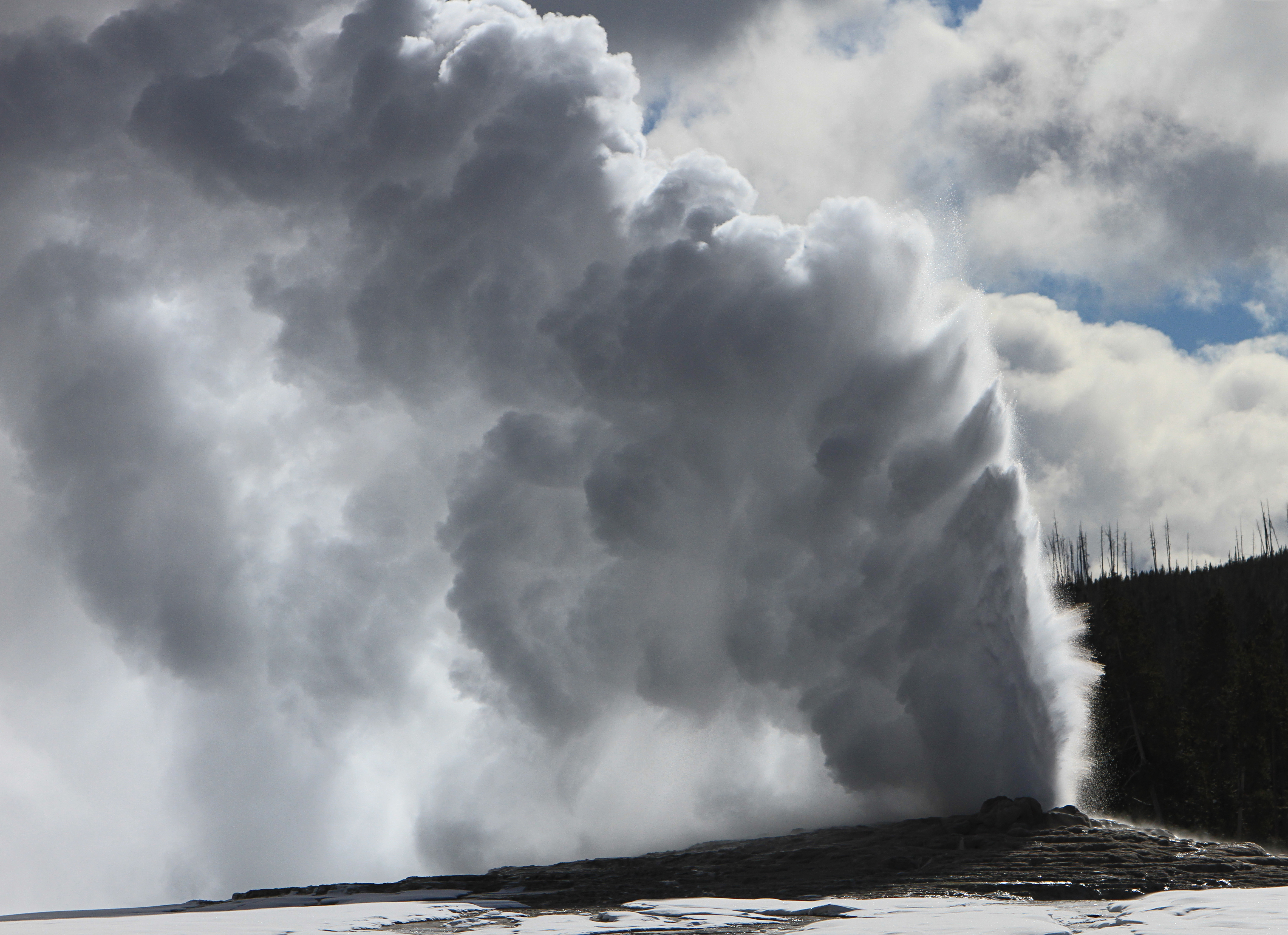 Watch Old Faithful Geyser Erupt at Yellowstone National Park ...