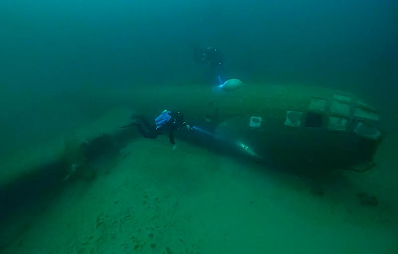 B-29 Bomber at the bottom of Lake Mead : r/pics